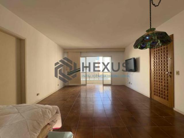 Apartamento com varanda e lazer a duas quadras da Praia das Pitangueiras, Guaruj