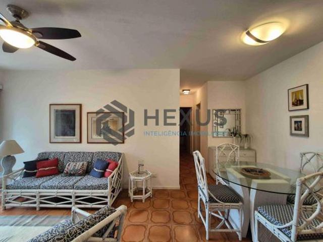 Apartamento com varanda e lazer a duas quadras da Praia das Pitangueiras, Guaruj