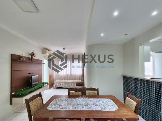 Apartamento com varanda e lazer a uma quadra da Praia das Pitangueiras, Guaruja