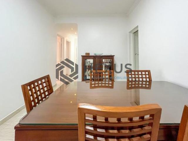 Apartamento com varanda e lazer a uma quadra da Praia das Pitangueiras, Guaruja