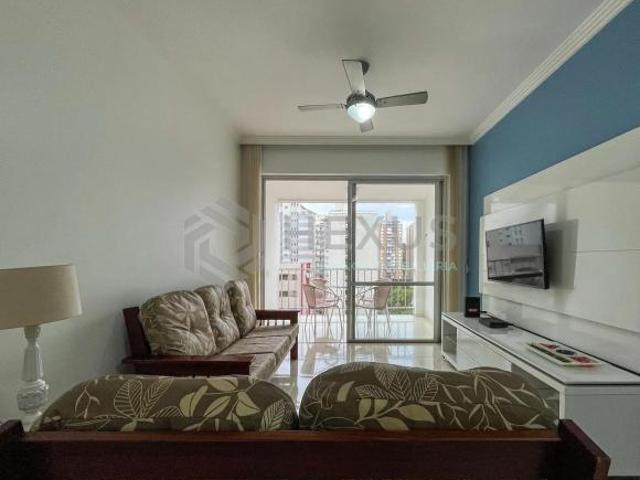 Apartamento com varanda e lazer a uma quadra da Praia das Pitangueiras, Guaruja