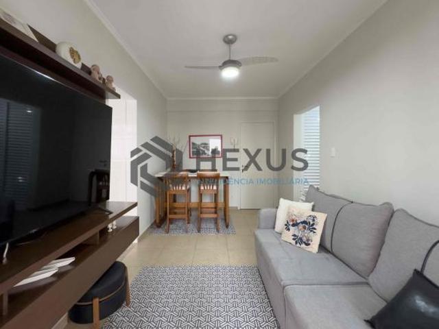 Apartamento com varanda e vista mar a duas quadras da Praia das Pitangueiras, Gu