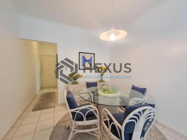 Apartamento com varanda e vista mar a duas quadras da Praia das Pitangueiras, Gu