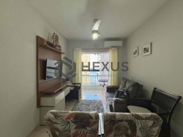 Apartamento com varanda e vista mar a uma quadra da Praia das Pitangueiras de 2