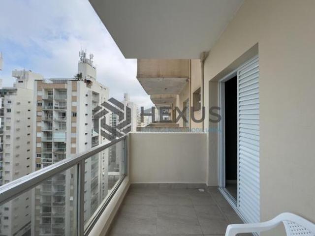 Apartamento com varanda e vista mar a uma quadra da Praia das Pitangueiras, Guar