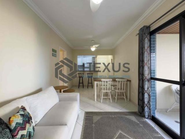 Apartamento com varanda e vista mar em prédio com lazer a uma quadra da Praia da