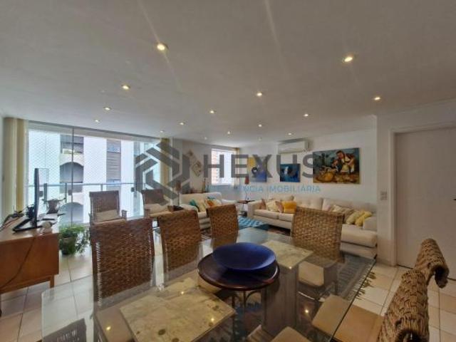 Apartamento com varanda e vista mar na beira mar da Praia das Asturias, Guaruja