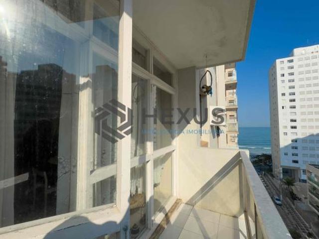 Apartamento com varanda e vista mar na beira mar da Praia das Pitangueiras, Guar