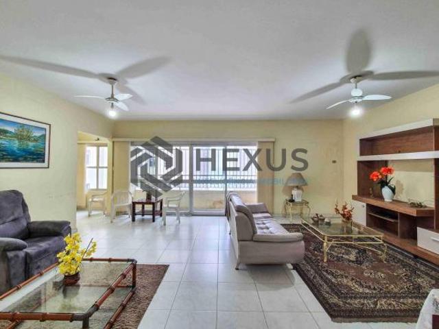 Apartamento com varanda e vista mar na beira mar da Praia das Pitangueiras, Guar