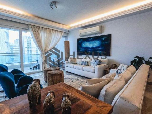 Apartamento com varanda e vista mar na beira mar da Praia das Pitangueiras, Guar