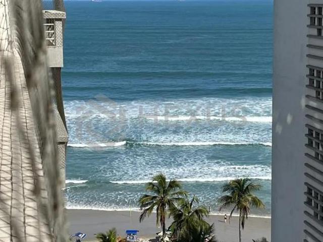 Apartamento com varanda e vista mar na beira mar da Praia das Pitangueiras, Guaruja