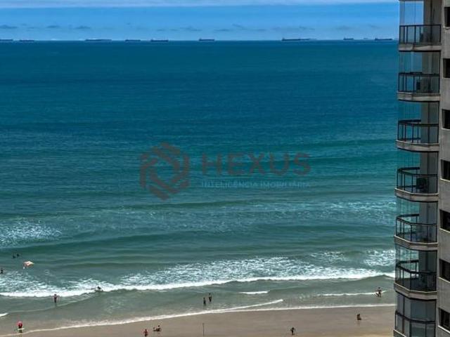 Apartamento com varanda e vista mar na quadra mar da Praia das Pitangueiras, Gua