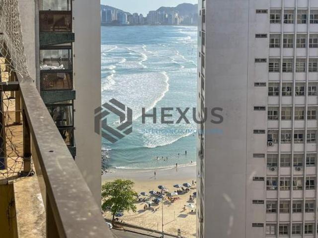 Apartamento com varanda e vista mar na quadra mar da Praia das Pitangueiras, Gua
