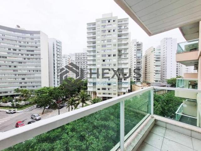 Apartamento com varanda e vista mar na quadra mar da Praia das Pitangueiras, Gua