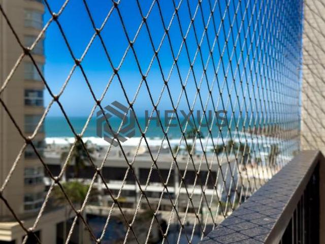 Apartamento com varanda e vista mar na quadra mar da Praia das Pitangueiras, Gua