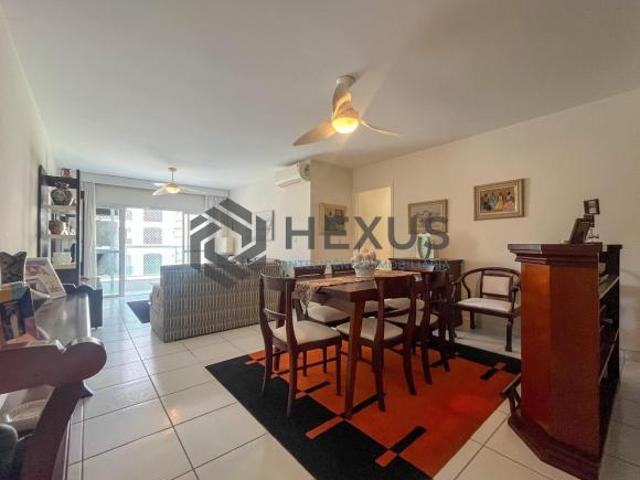 Apartamento com varanda e vista mar na quadra mar da Praia das Pitangueiras, Gua