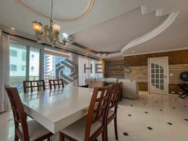 Apartamento com varanda e vista mar na quadra mar da Praia das Pitangueiras, Gua