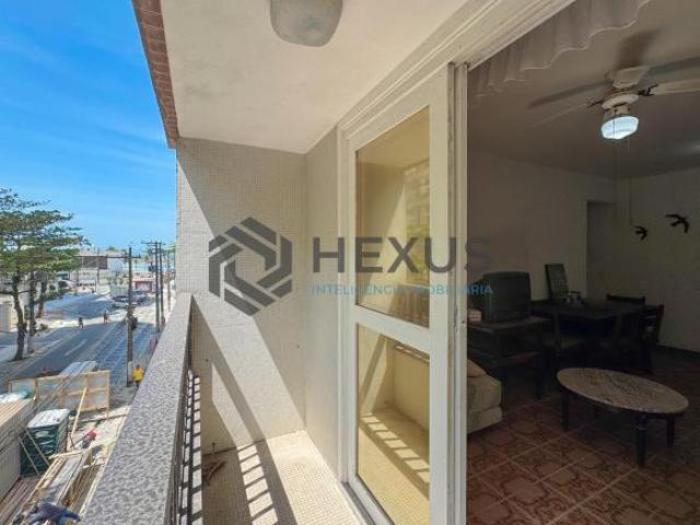 Apartamento com varanda e vista mar na quadra mar da Praia das Pitangueiras, Gua