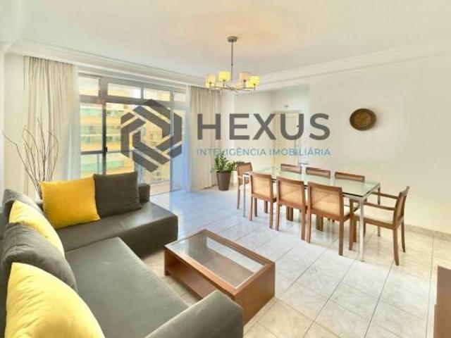 Apartamento com varanda e vista mar na quadra mar da Praia das Pitangueiras, Gua