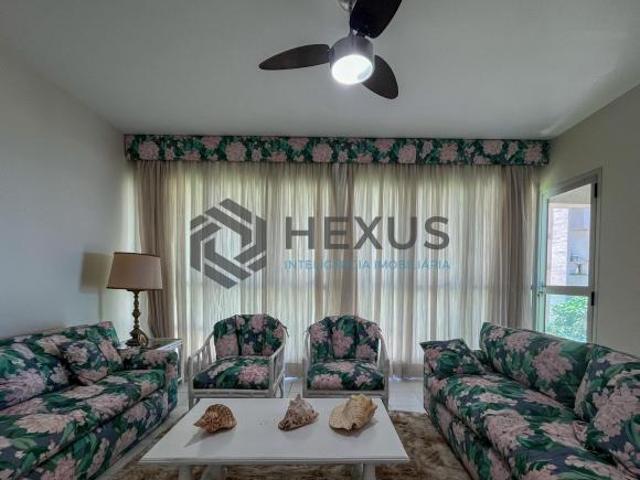 Apartamento com varanda e vista mar na quadra mar da Praia das Pitangueiras, Gua