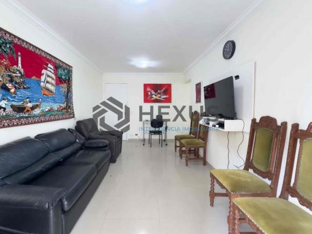 Apartamento com varanda e vista mar na quadra mar da Praia das Pitangueiras, Gua