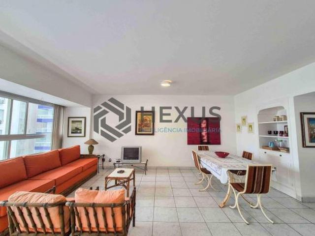 Apartamento com varanda e vista mar na quadra mar da Praia das Pitangueiras, Gua