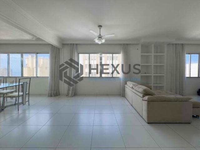 Apartamento com varanda e vista mar na quadra mar da Praia das Pitangueiras, Gua