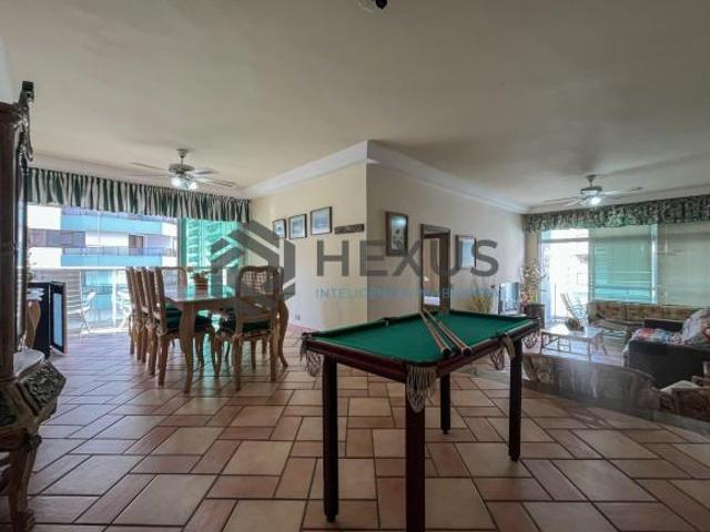 Apartamento com varanda e vista mar na quadra mar da Praia das Pitangueiras, Gua