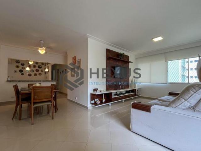 Apartamento com varanda e vista mar na quadra mar da Praia das Pitangueiras, Gua