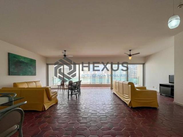 Apartamento com varanda e vista mar na quadra mar da Praia das Pitangueiras, Gua