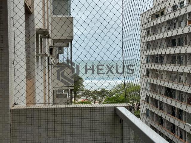 Apartamento com varanda e vista mar na quadra mar da Praia das Pitangueiras, Gua