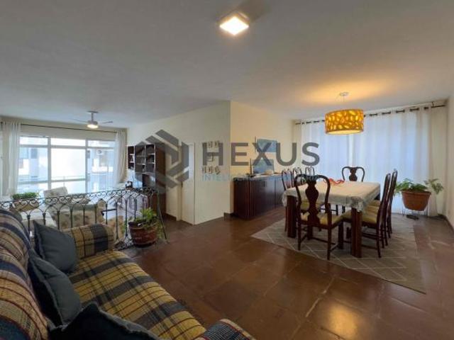 Apartamento com varanda e vista mar na quadra mar da Praia das Pitangueiras, Gua