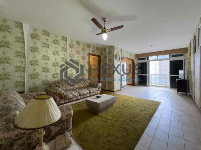 Apartamento com varanda e vista mar na quadra mar da Praia das Pitangueiras, Gua