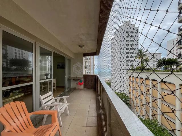 Apartamento com varanda e vista mar na quadra mar da Praia das Pitangueiras, Guaruja