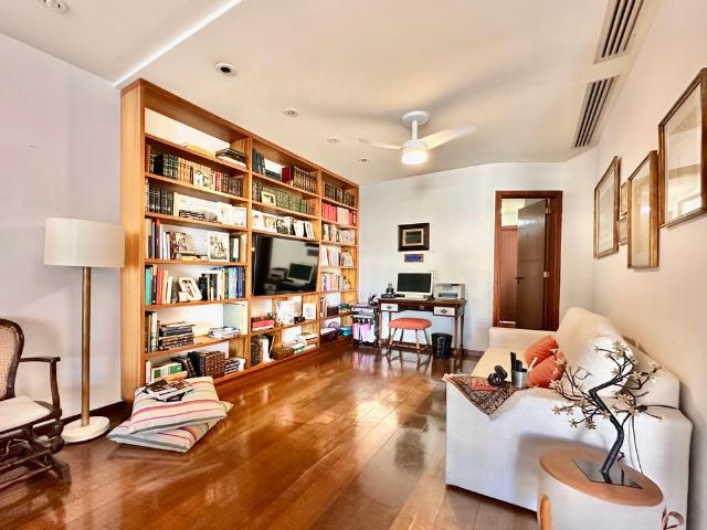 Apartamento com varanda e vista mar para alugar no Leblon