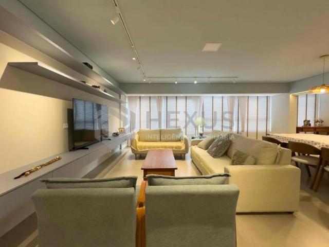 Apartamento com varanda e vista mar, reformado, beira mar da Praia das Pitangueiras, Guaruja
