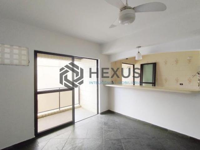 Apartamento com varanda e vista livre na Praia do Tombo, Guaruja