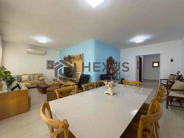 Apartamento com varanda e vista livre a uma quadra da Praia das Pitangueiras de