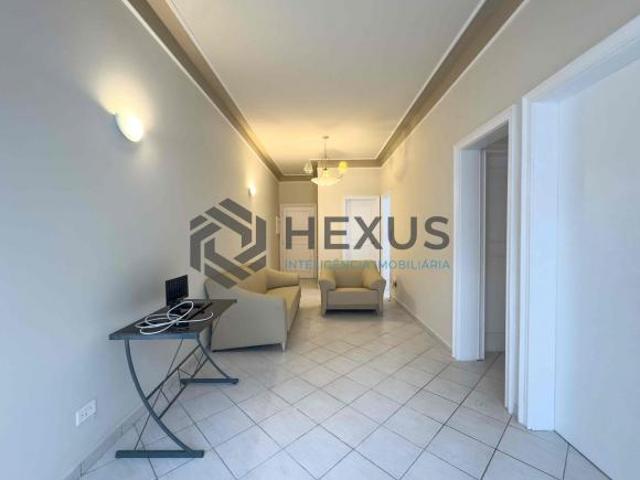 Apartamento com varanda e vista livre a uma quadra da Praia das Pitangueiras de