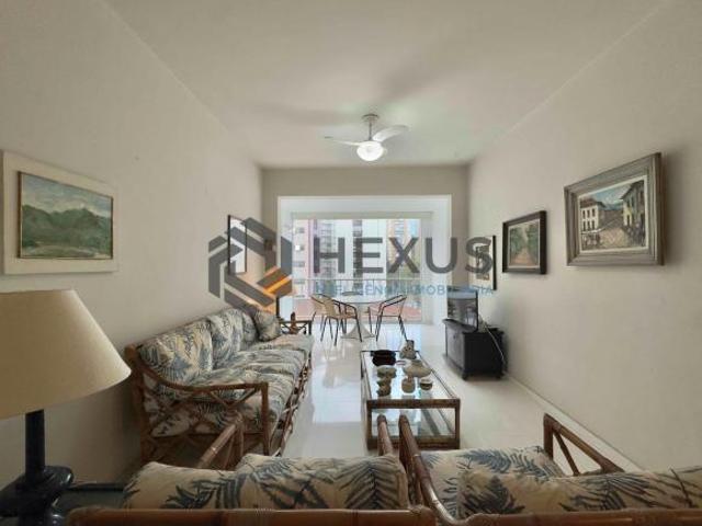 Apartamento com varanda e vista livre a uma quadra da Praia das Pitangueiras, Gu