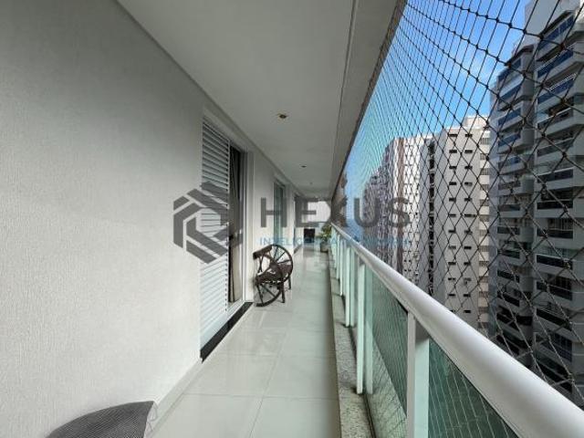 Apartamento com varanda gourmet e lazer a 1 quadra da praia nas Pitangueiras, Gu