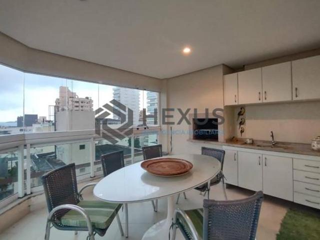Apartamento com varanda gourmet e lazer na Praia da Enseada, Guaruja
