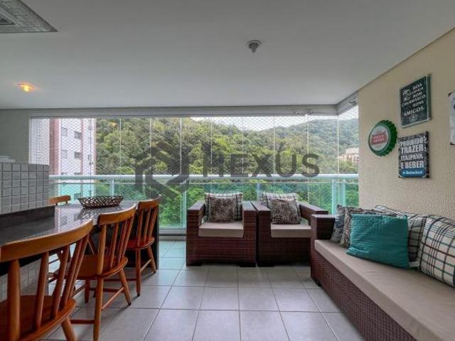 Apartamento com varanda gourmet e lazer na Praia das Pitangueiras, Guaruja