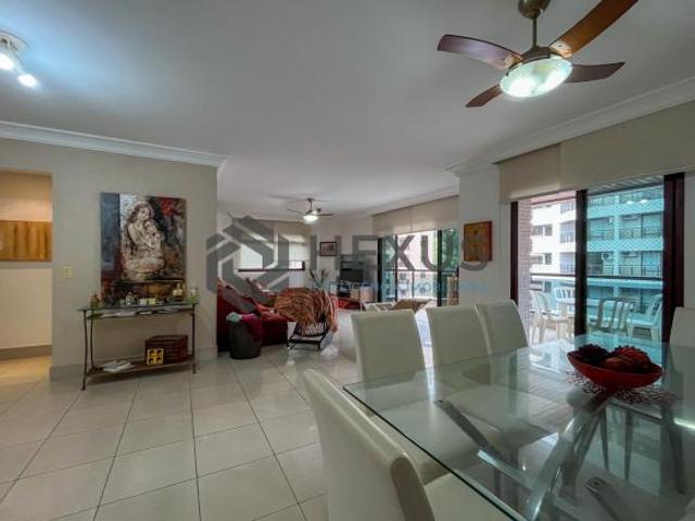 Apartamento com varanda gourmet e lazer na Praia das Pitangueiras, Guaruja