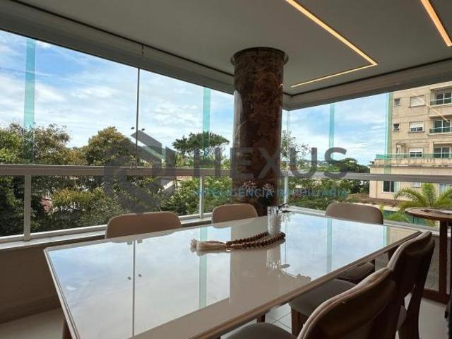 Apartamento com varanda gourmet reformado na Praia da Enseada, Guaruja