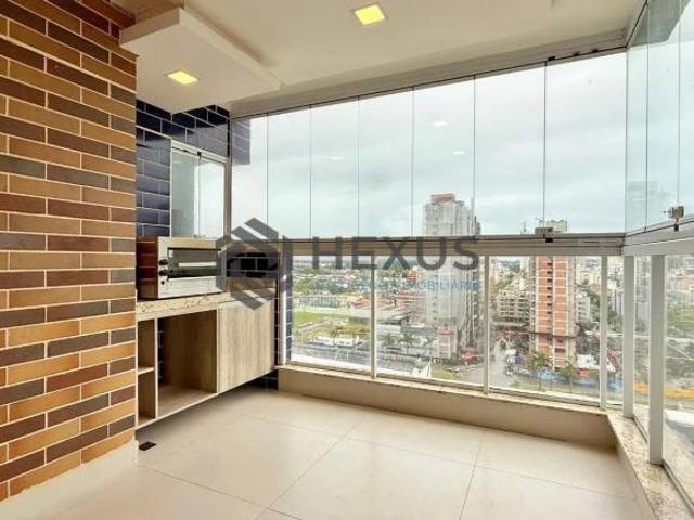 Apartamento com varanda gourmet vista mar e lazer a 350m da praia na Enseada, Gu