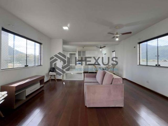 Apartamento com varanda, lazer, duas quadras da Praia das Pitangueiras, Guaruja