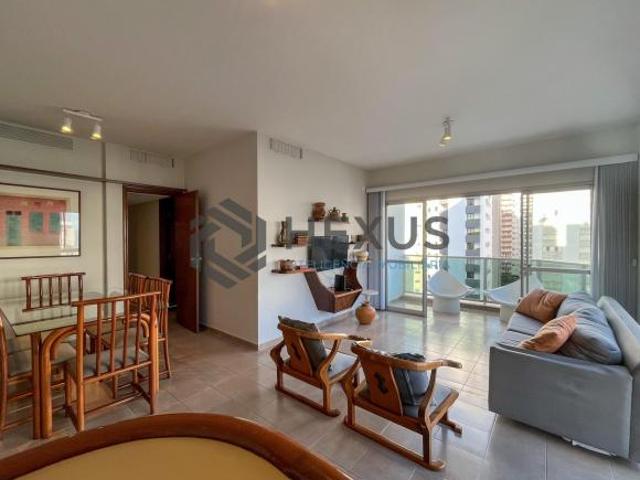 Apartamento com varanda, lazer e vista mar na Praia das Pitangueiras, Guaruja