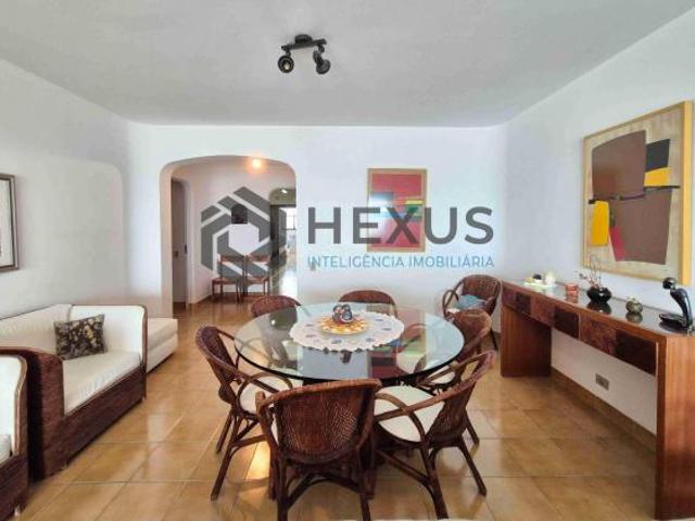 Apartamento com varanda, lazer e vista mar na quadra mar da Praia das Pitangueir
