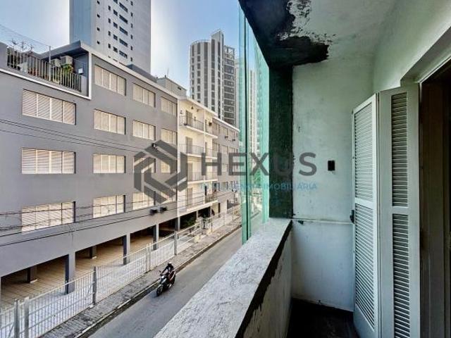 Apartamento com varanda na beira mar da praia no Jardim Astúrias, Guarujá